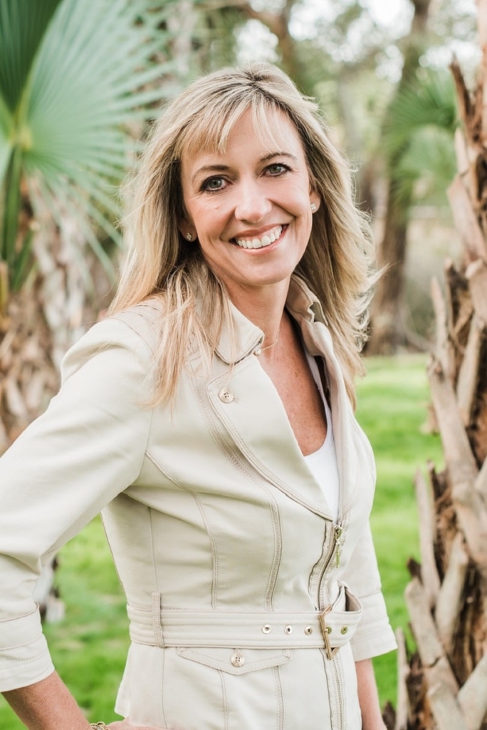 11 Creative Female Real Estate Agent Headshots Ideas [2024 Statistics ...